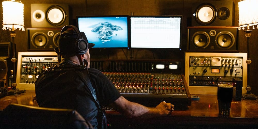 25 Awesome AI Music Generator Prompts and 3 Templates